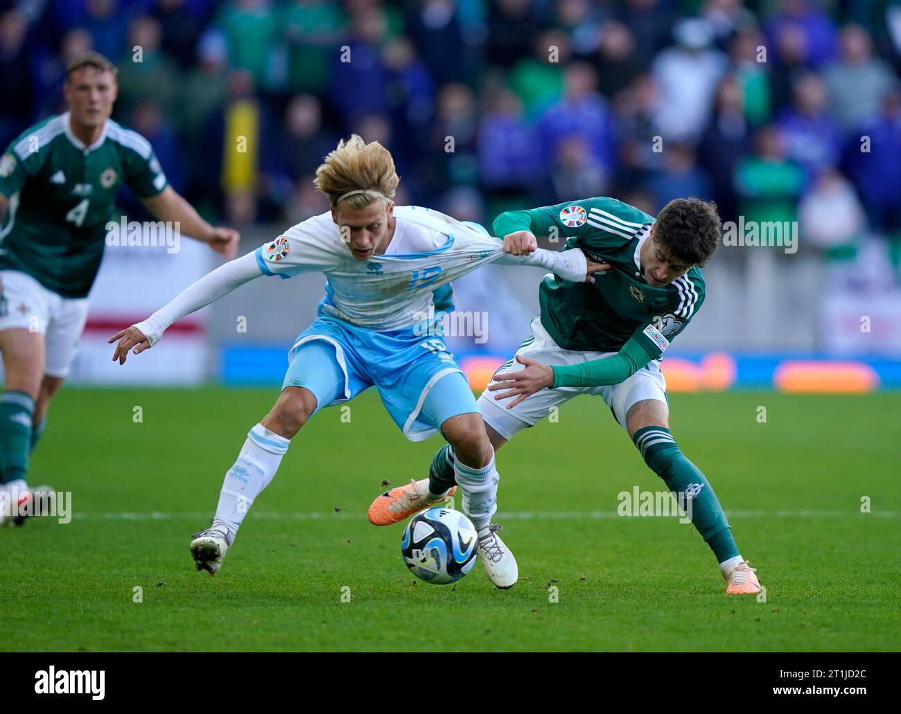 Lorenzo Lazzari aus San Marino (links) und Trai Hume aus Nordirland kämpfen um den Ball während ...