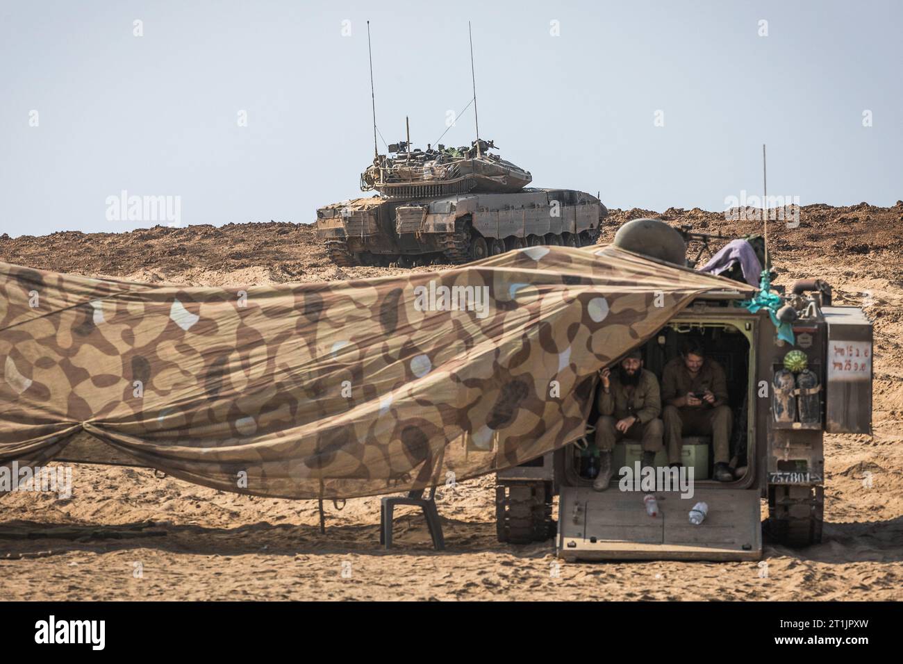 14. Oktober 2023, Israel, BE·eri: Israelische Soldaten nehmen Deckung ...