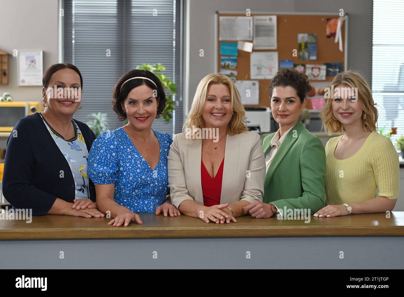 v.li:Ursula Maria Burkhart Rolle: Verwaltungsbeamtin Marianne Grasegger ...