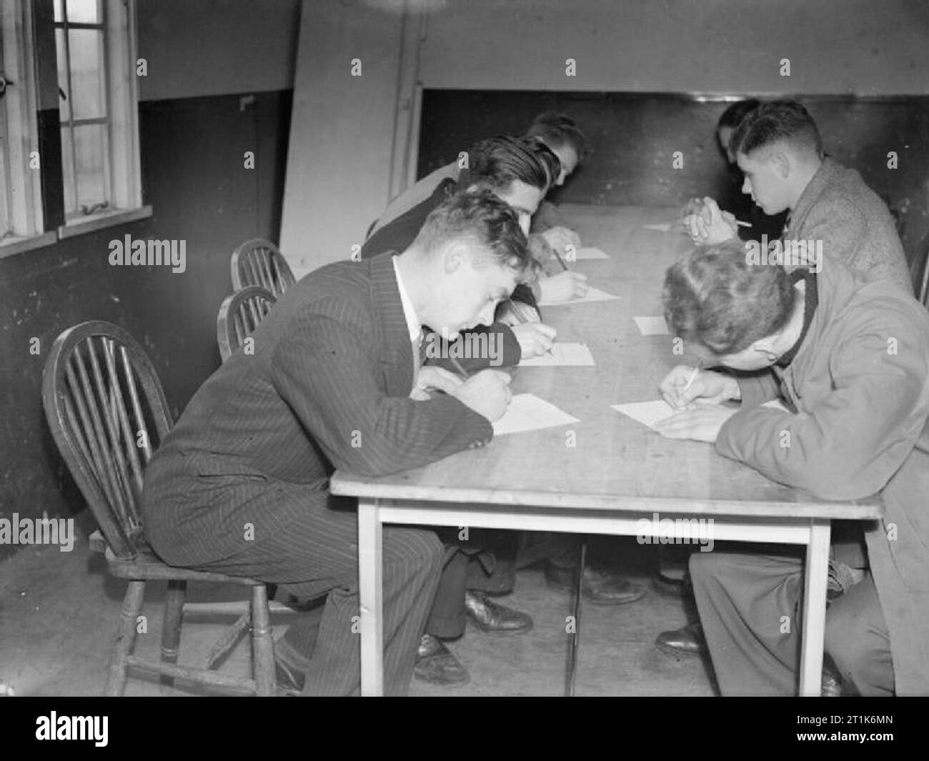 Ein Rekrut verbindet die Royal Air Force Michael Suthers und anderen ...