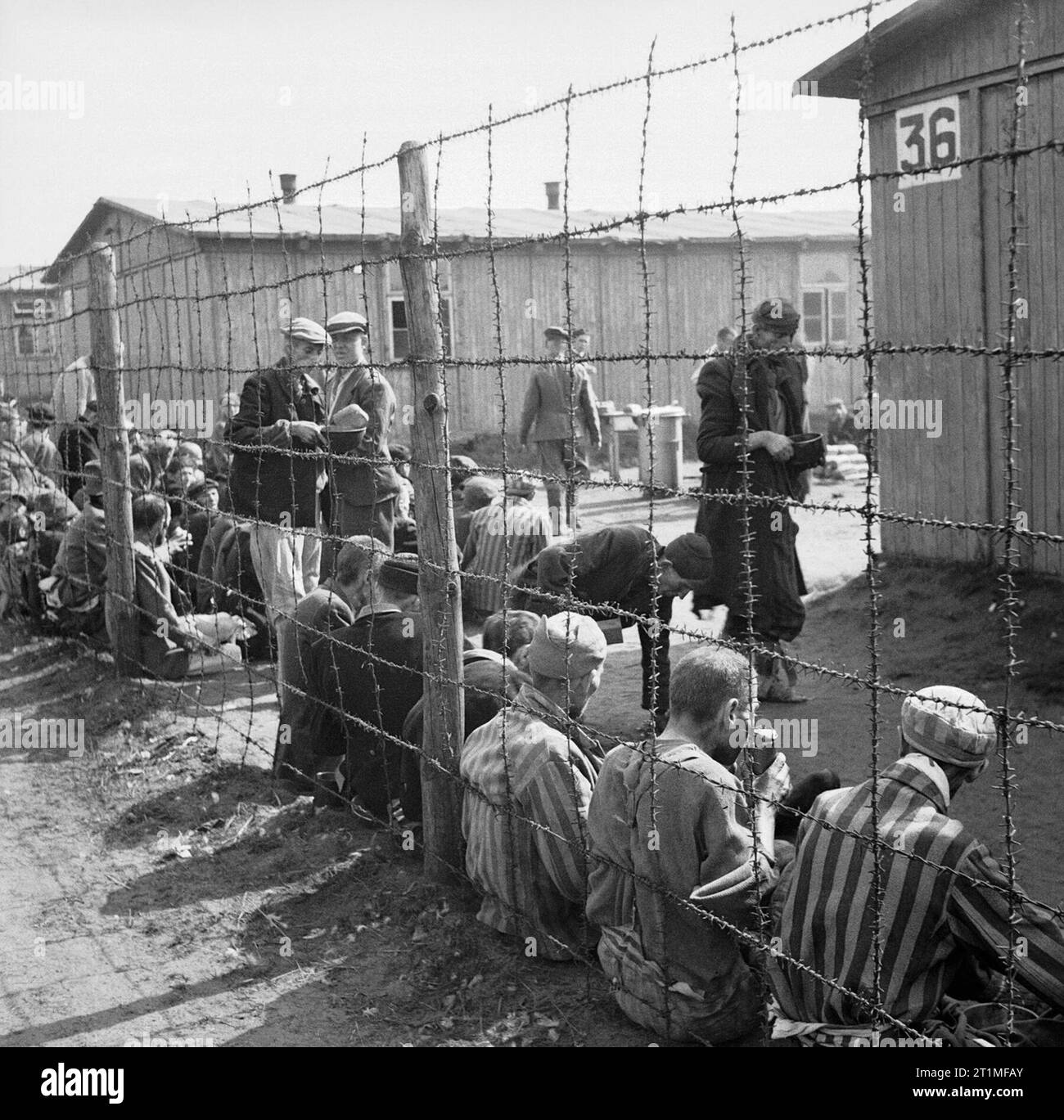 Gefangene sitzen Schwarzweiß-Stockfotos und -bilder - Alamy