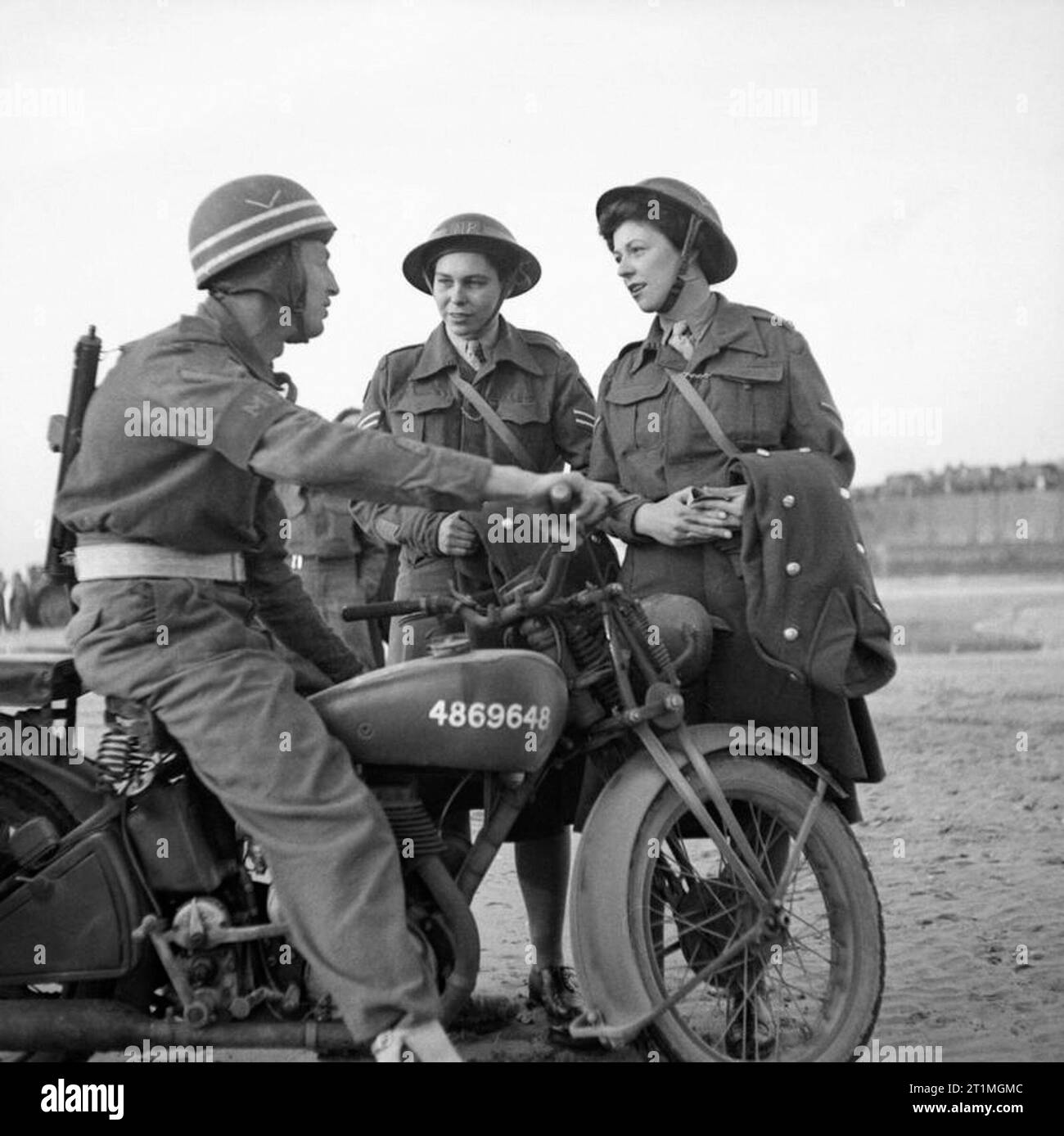 L/Cpl E Martin des Korps der Militärpolizei sitzt rittlings auf seinem ...