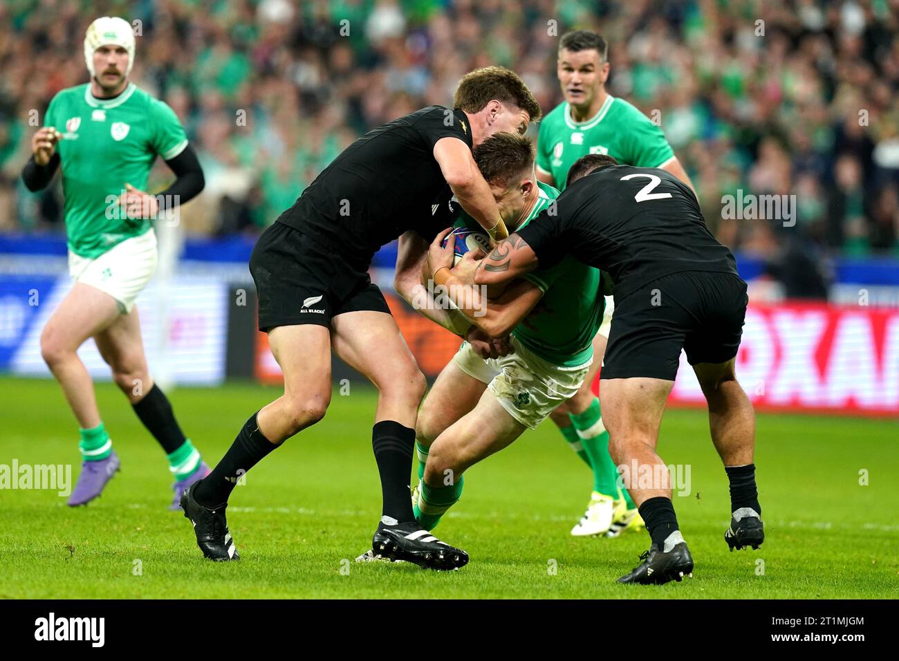Der irische Garry Ringrose (Mitte) wird im Viertelfinalspiel der Rugby ...