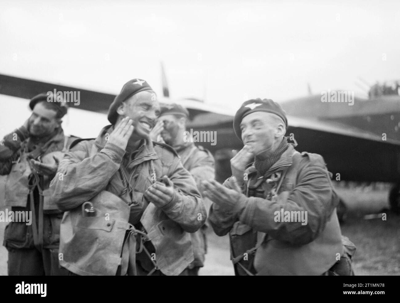 Fallschirmjäger des 6 Airborne Division Schwärzung ihre Gesichter vor ...