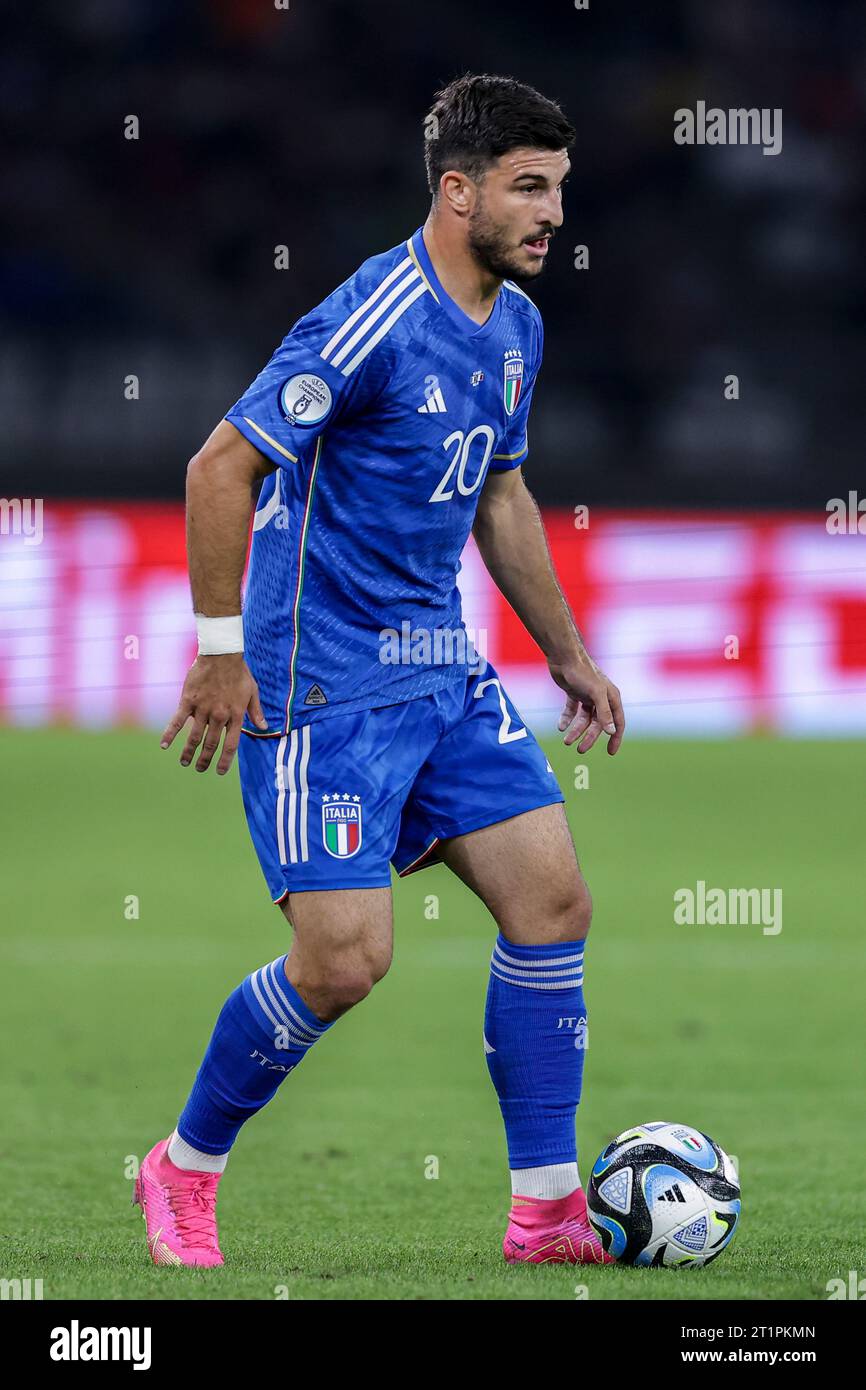 Der italienische Stürmer Riccardo Orsolini kontrolliert den Ball ...