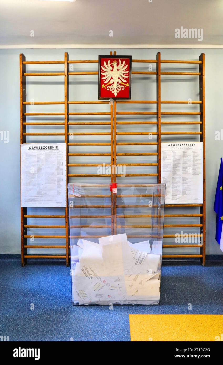 BYTOM, POLEN - 15. OKTOBER 2023: Wahlurne in der lokalen wahlkommission bei den Parlamentswahlen ...