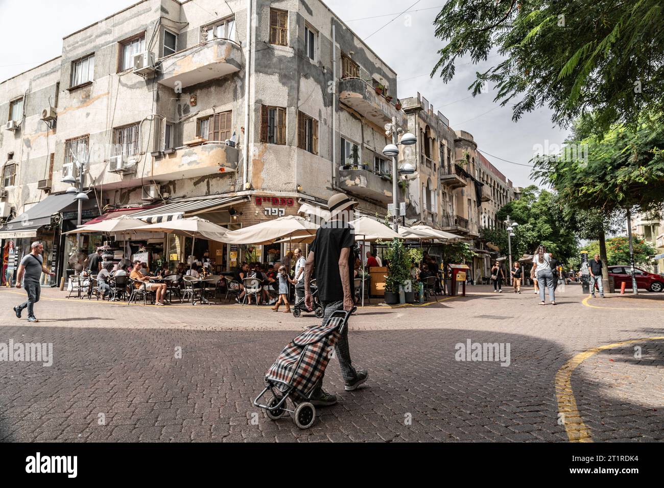 Tel Aviv, Israel - 2. Oktober 2023 - Blick auf die Straße Nachalat Binyamin, eine lebhafte ...