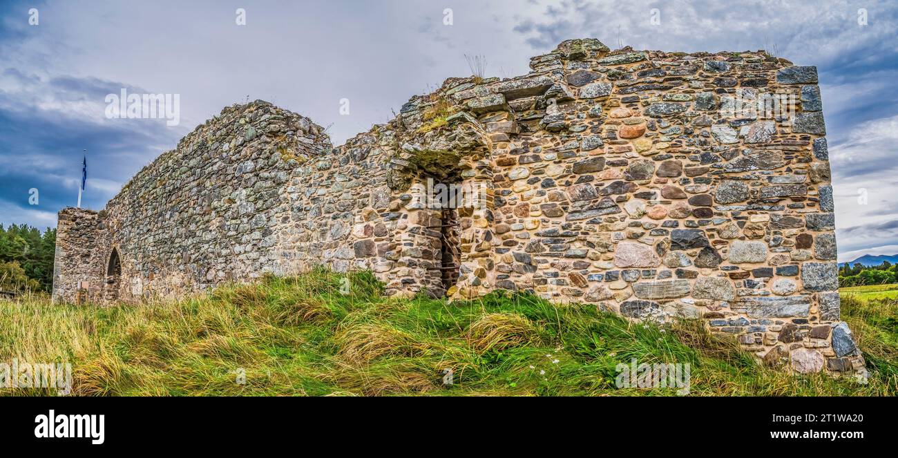 Das Bild zeigt die Ruine der Festung Castle Roy aus dem 12. Jahrhundert ...