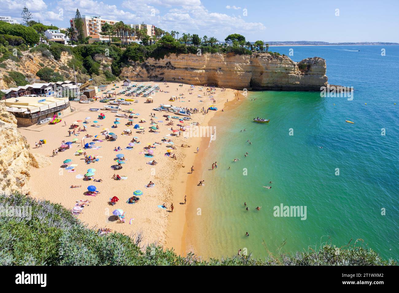 Blick auf die Lady of the Rock Beach (Praia de Nossa Senhora da Rocha ...
