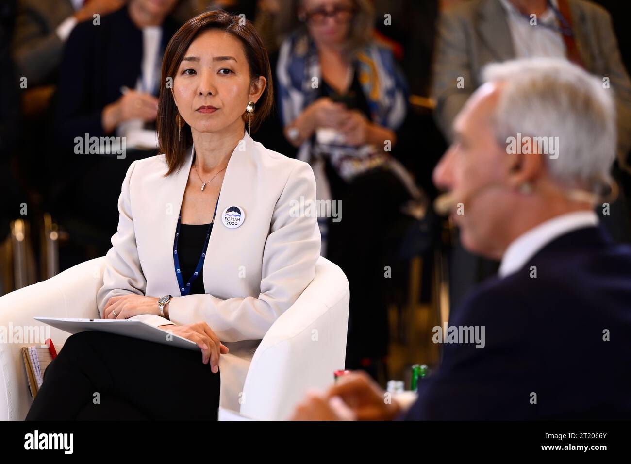 Hitotsubashi-Universitätsprofessor Maiko Ichihara aus Japan, links auf ...