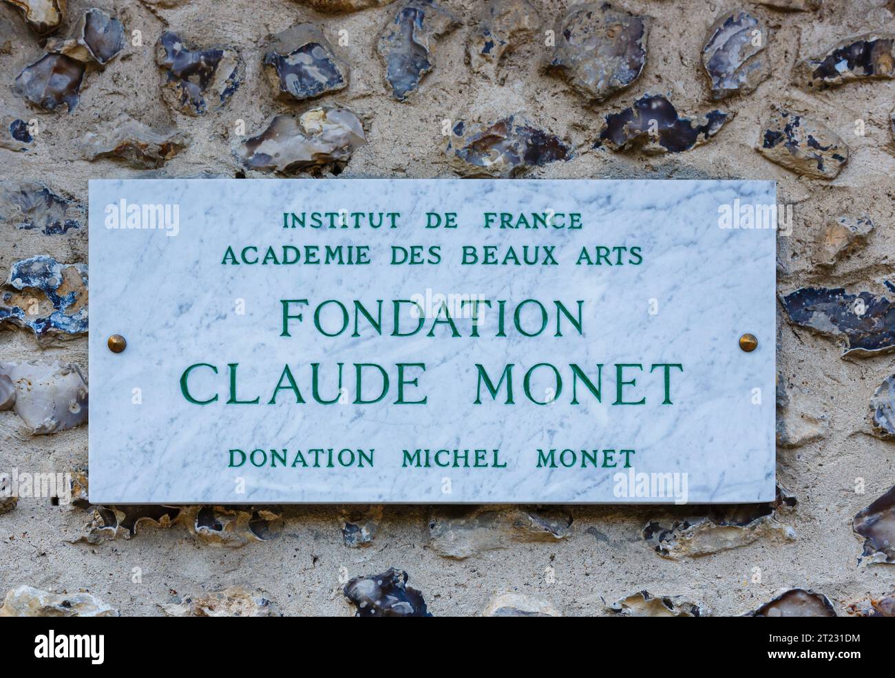 Eine Steintafel der Fondation Claude Monet am Eingang zu Giverny, dem ...