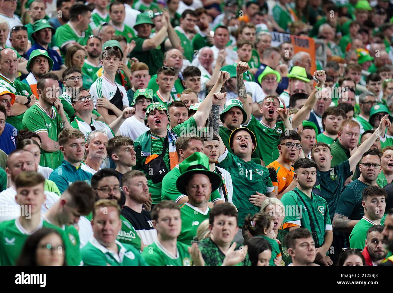 Fans der Republik Irland beim Qualifikationsspiel der Gruppe B zur UEFA ...