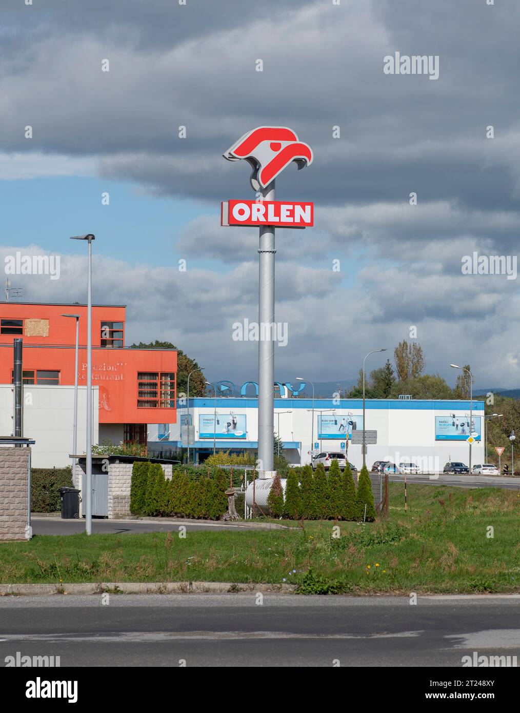 Zvolen, Slowakei - 8. Oktober 2023 : Tankstelle Orlen. Orlen S.A. ist ...