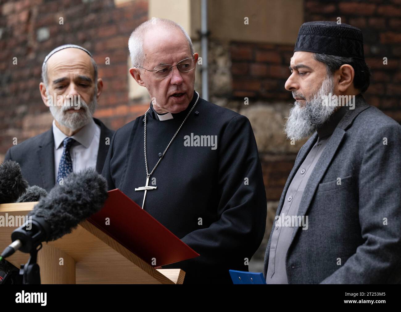 (Von links nach rechts) Rabbiner Jonathan Wittenberg, Erzbischof von ...