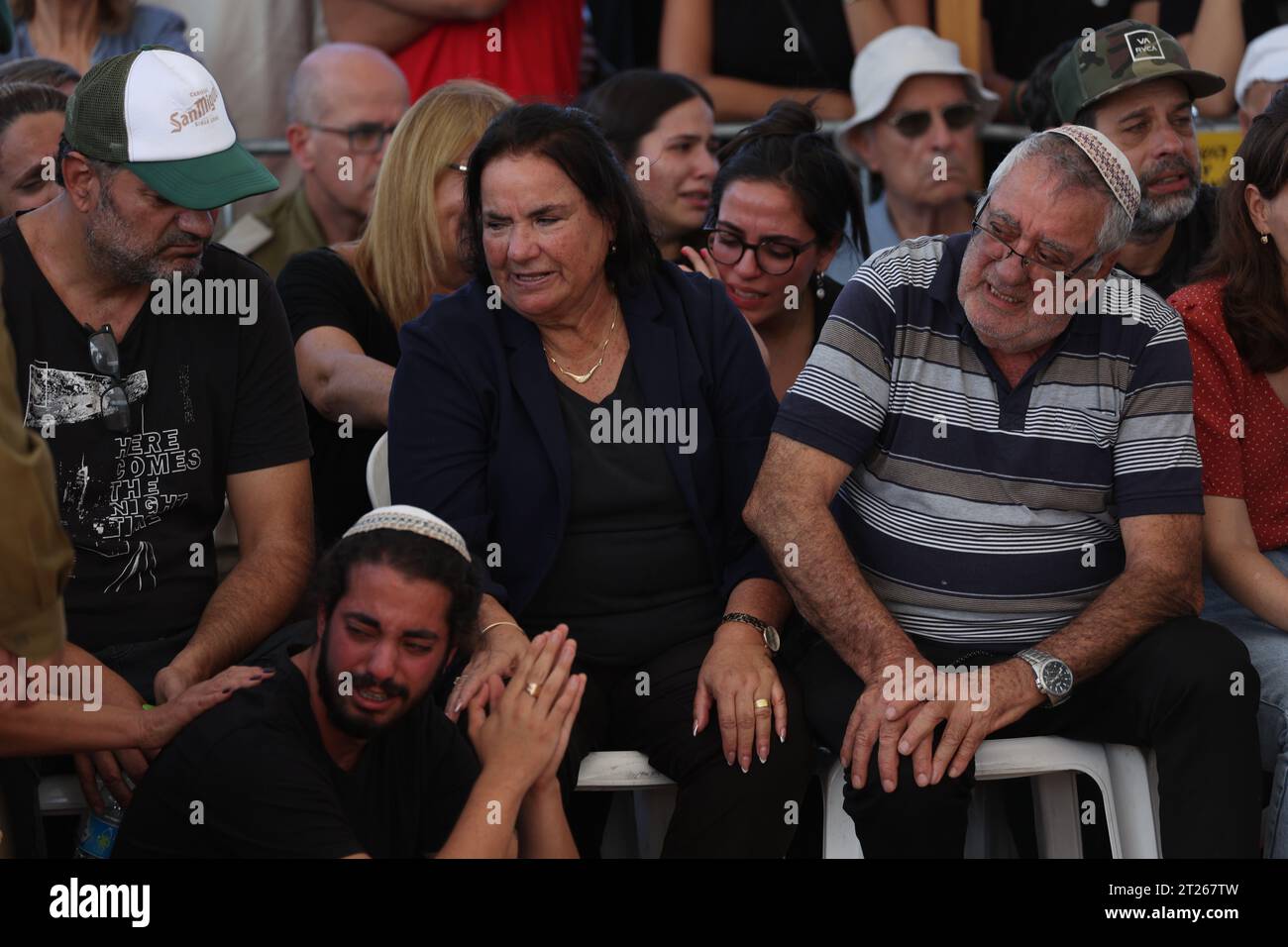 Gan Yavne, Israel. Oktober 2023. Menschen trauern während der ...