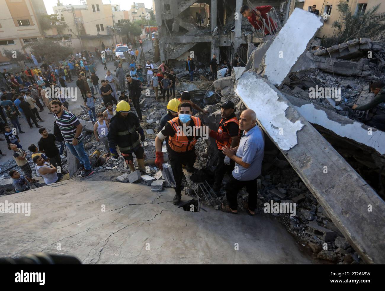 Khan Younis, Gazastreifen. Oktober 2023. Menschen versammeln sich auf den Trümmern zerstörter ...