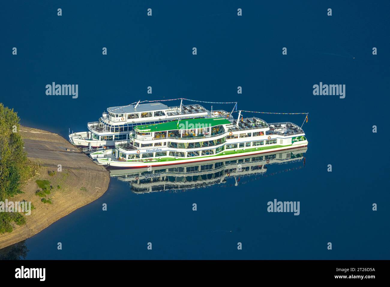 Luftbild, BiggeTalsperre Biggesee, Ausflugsschiffe mit Spiegelung im ...