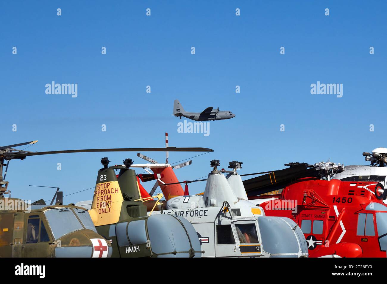 Ein Lockheed EC-130H Compass Call Electronic Attack Aircraft mit Sitz ...