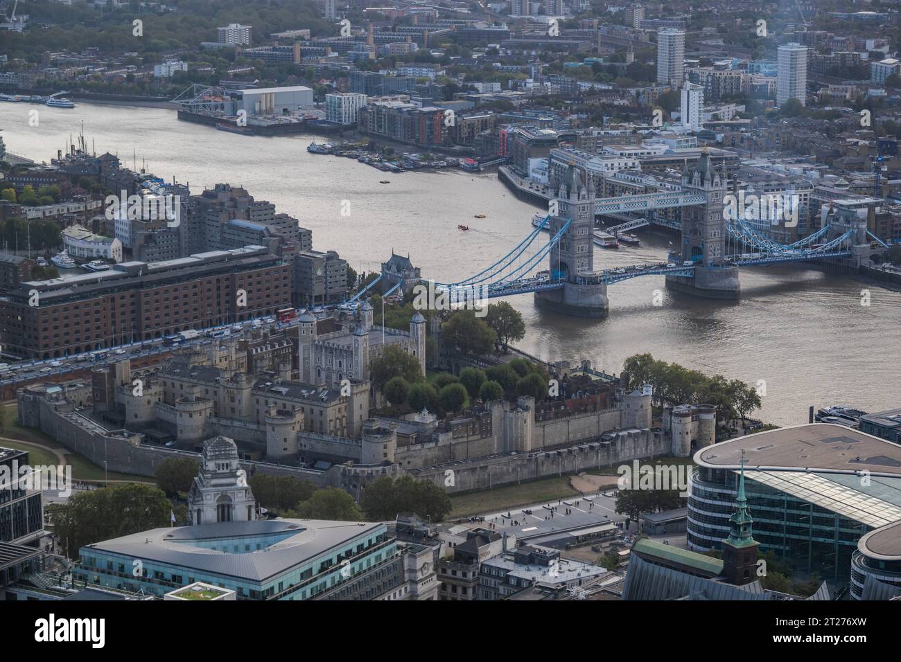 Tower Bridge, die Themse und der Tower of London - der Aussichtspunkt ...