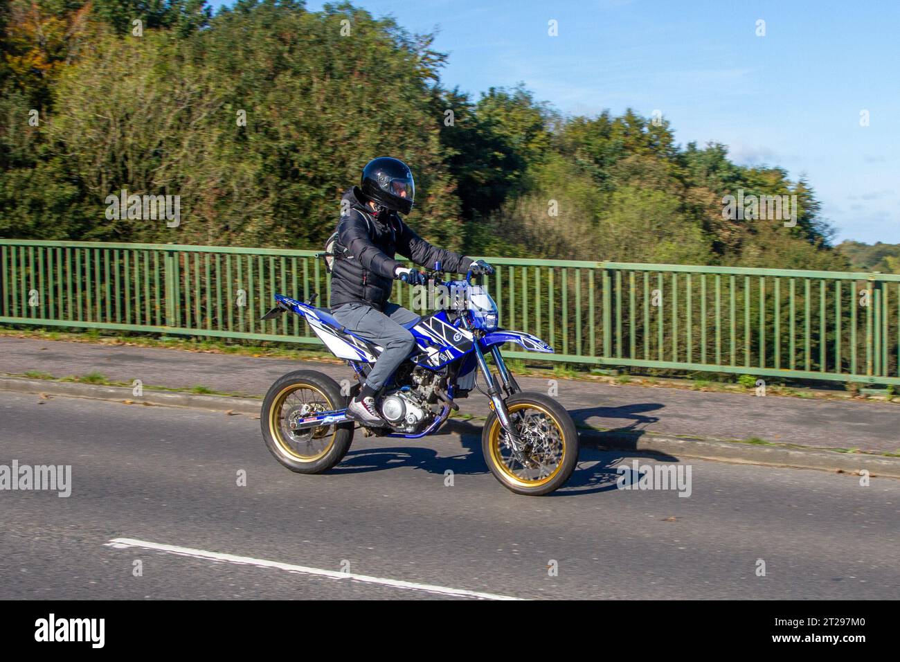 Streetbikes im supermoto stil -Fotos und -Bildmaterial in hoher ...