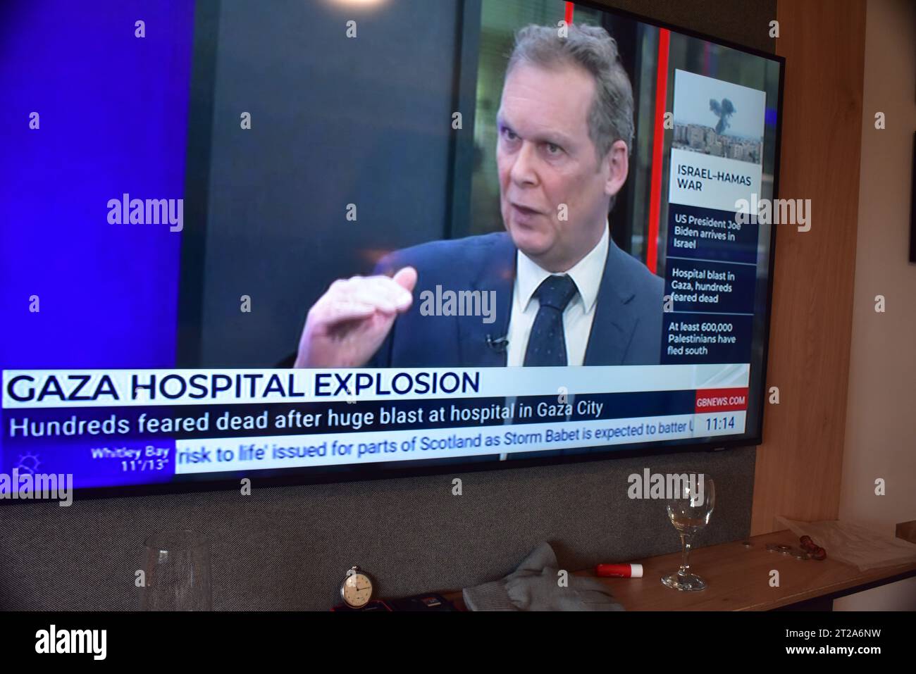 Fernsehsender berichten über den Krieg der Hamas/Israels. Israel und die US-Regierung ...