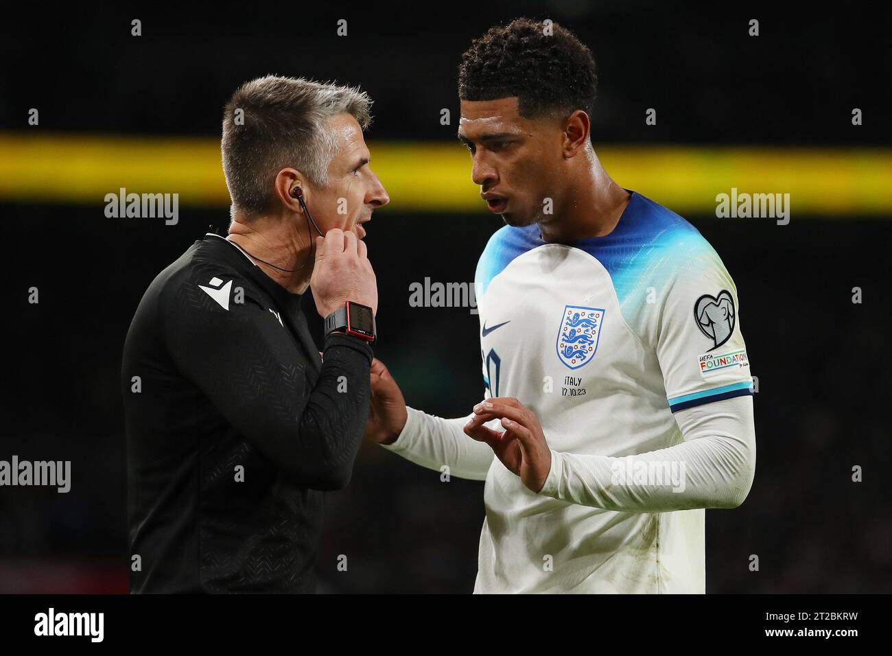 Jude Bellingham aus England ist mit dem Schiedsrichter Nicolas Danos ...