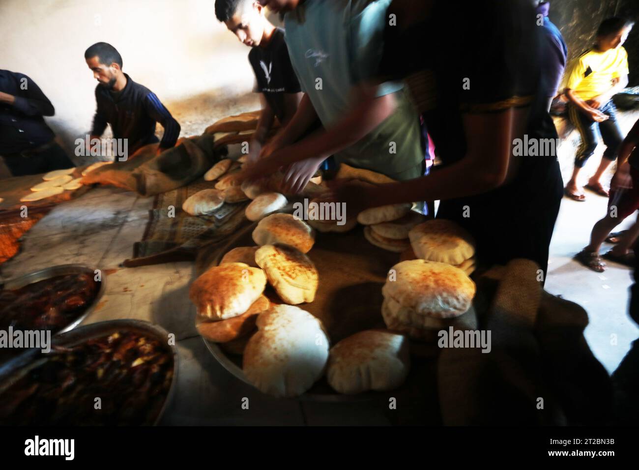 Traditional palestinian bread -Fotos und -Bildmaterial in hoher ...