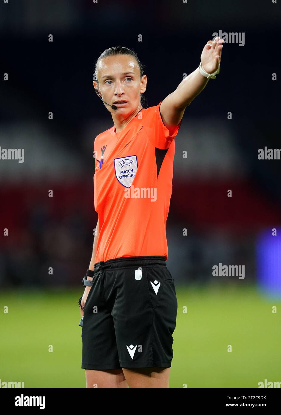Schiedsrichterin Ivana Projkovska während des Qualifikationsspiels der ...