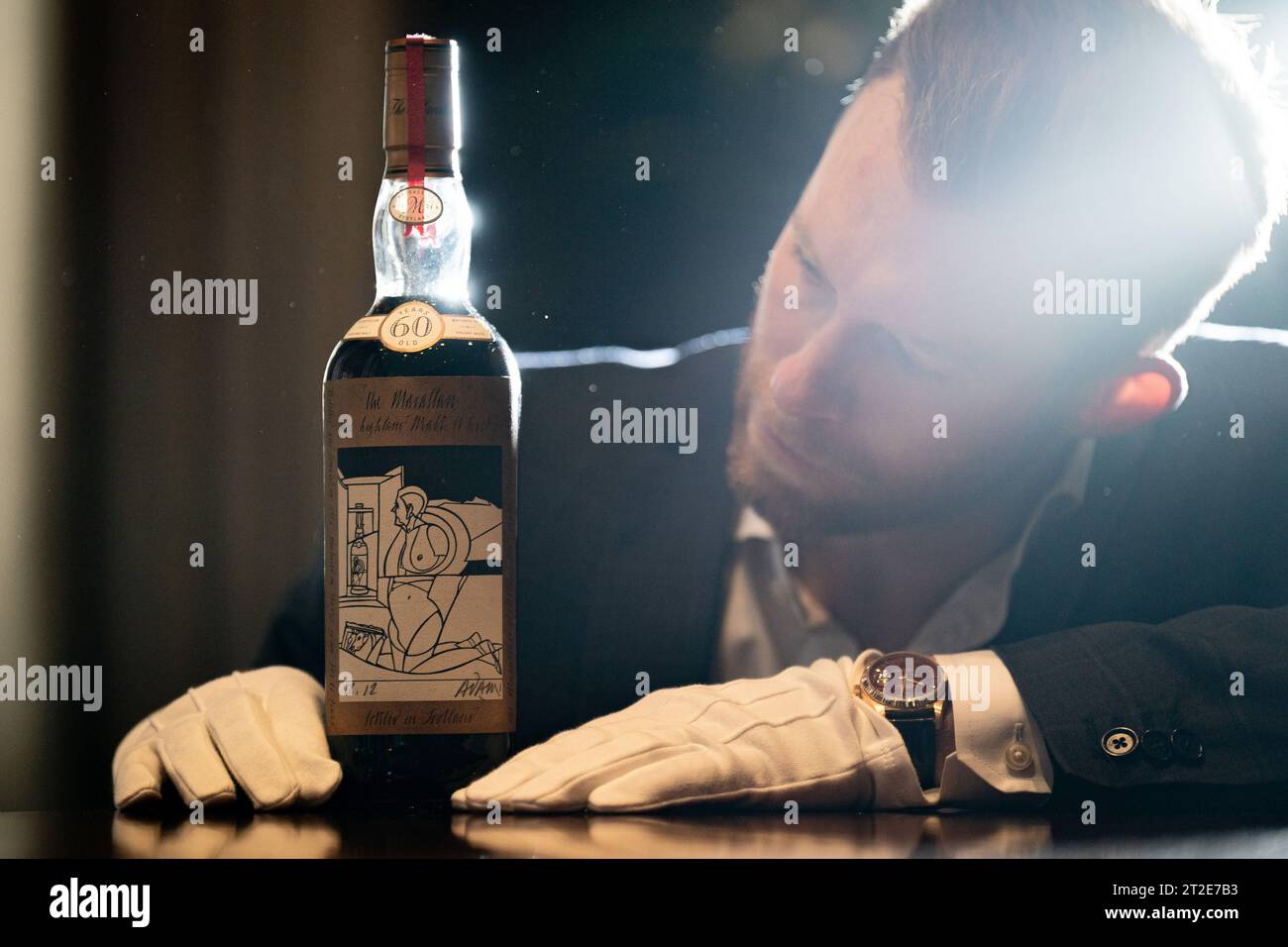Während eines Fotobesuchs wird eine Flasche Macallan Adami 1926 ...