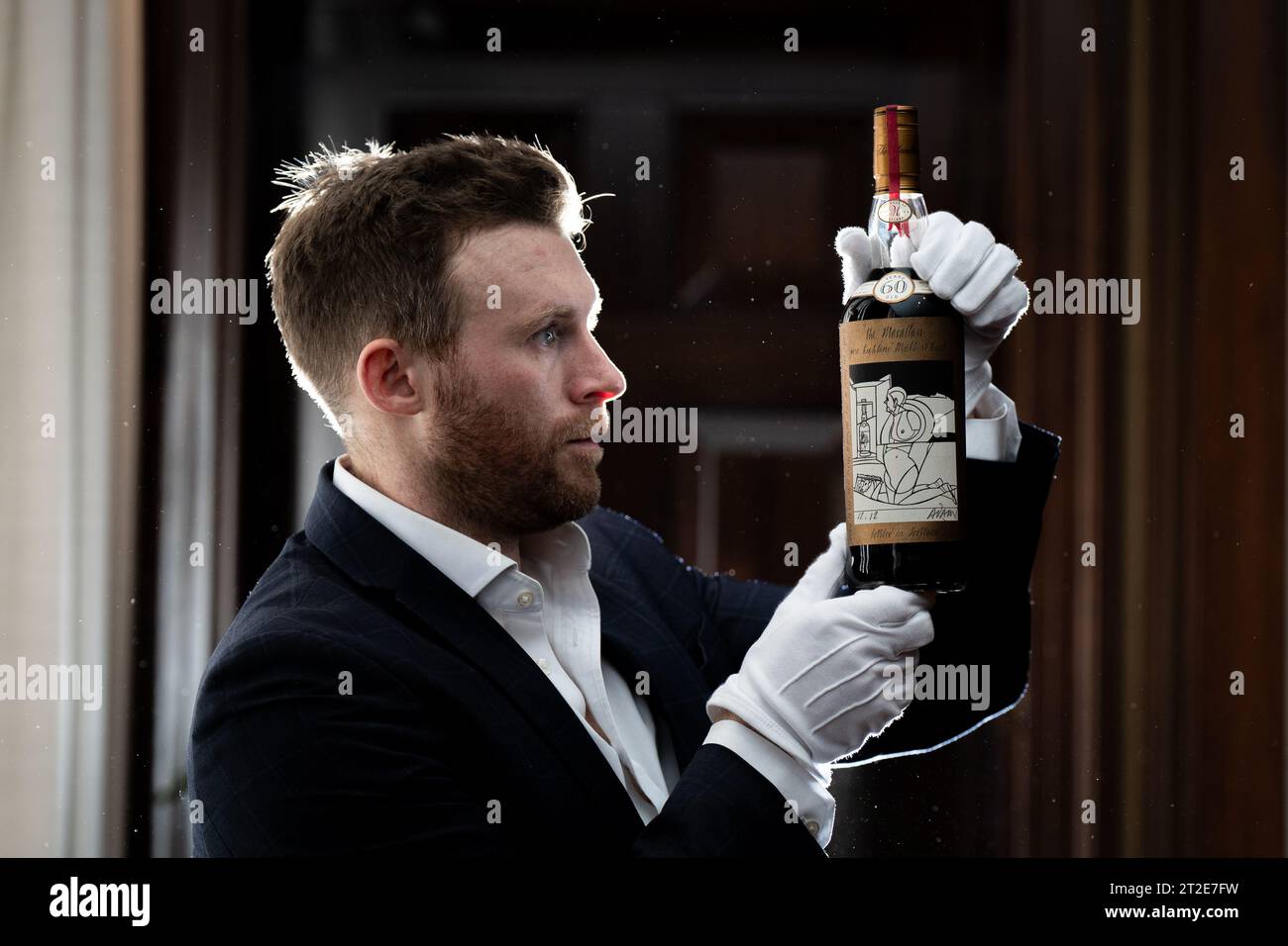 Während eines Fotobesuchs wird eine Flasche Macallan Adami 1926 – der ...