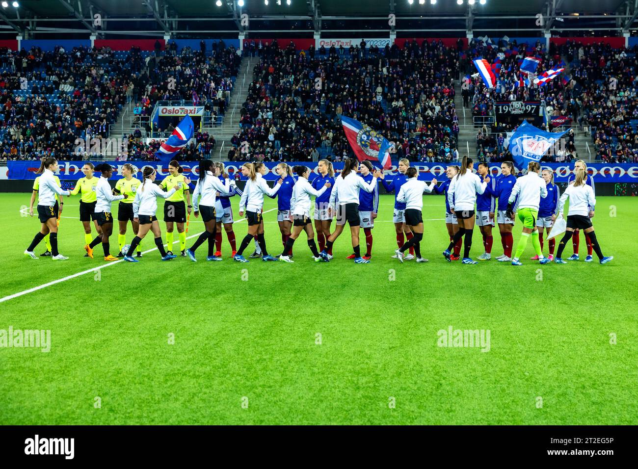 Oslo, Norwegen. Oktober 2023. Die Spieler der beiden Teams begrüßen ...