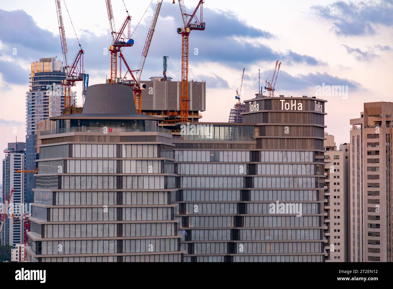 Tel Aviv, Israel - 14. Oktober 2023: Totzeret Haaretz Towers ...