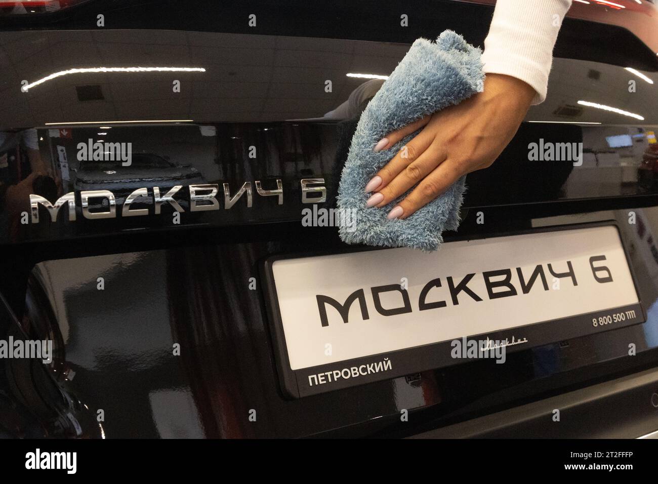 18.10.2023. Russland. Moskau. Das Emblem auf dem Moskwitsch-6-Wagen im ...