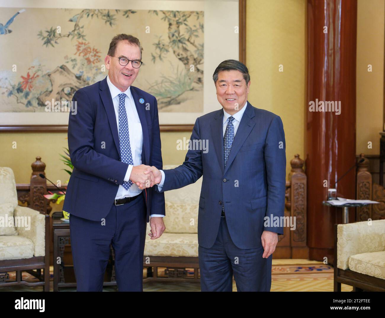 Peking, China. Oktober 2023. Der chinesische Vize-Ministerpräsident He ...