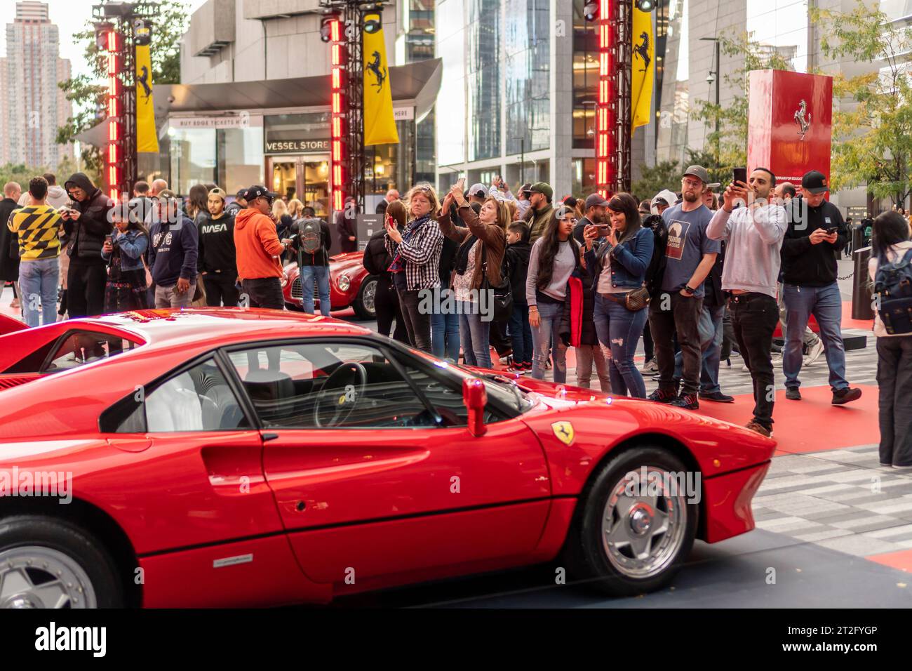 Sportwagenliebhaber sabbern am Dienstag, den 17. Oktober 2023, in ...