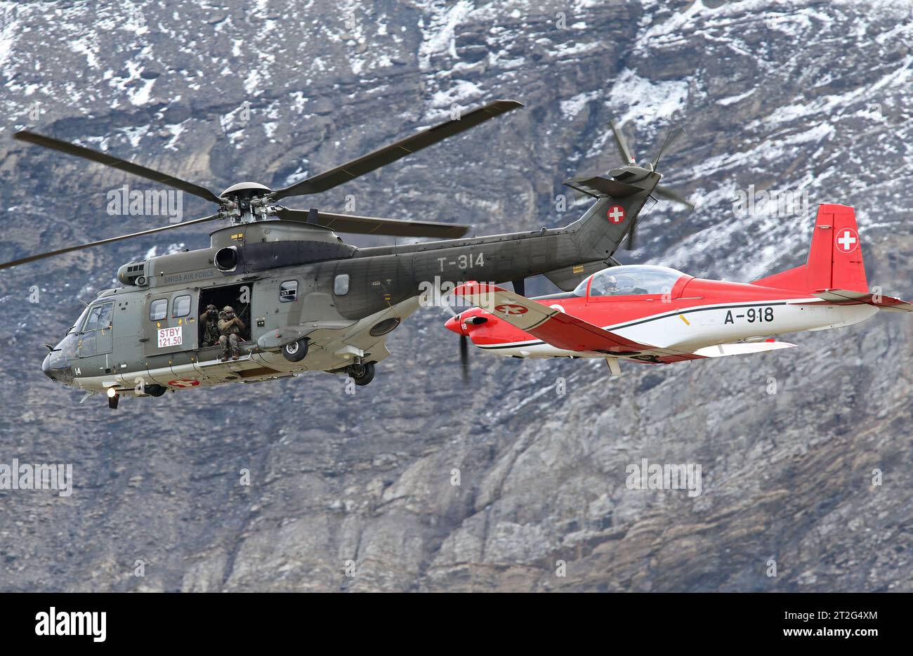 Ein Helikopter der Schweizer Luftwaffe vom Typ Aerospatiale AS-332 M1 Super Puma mit der Kennung ...