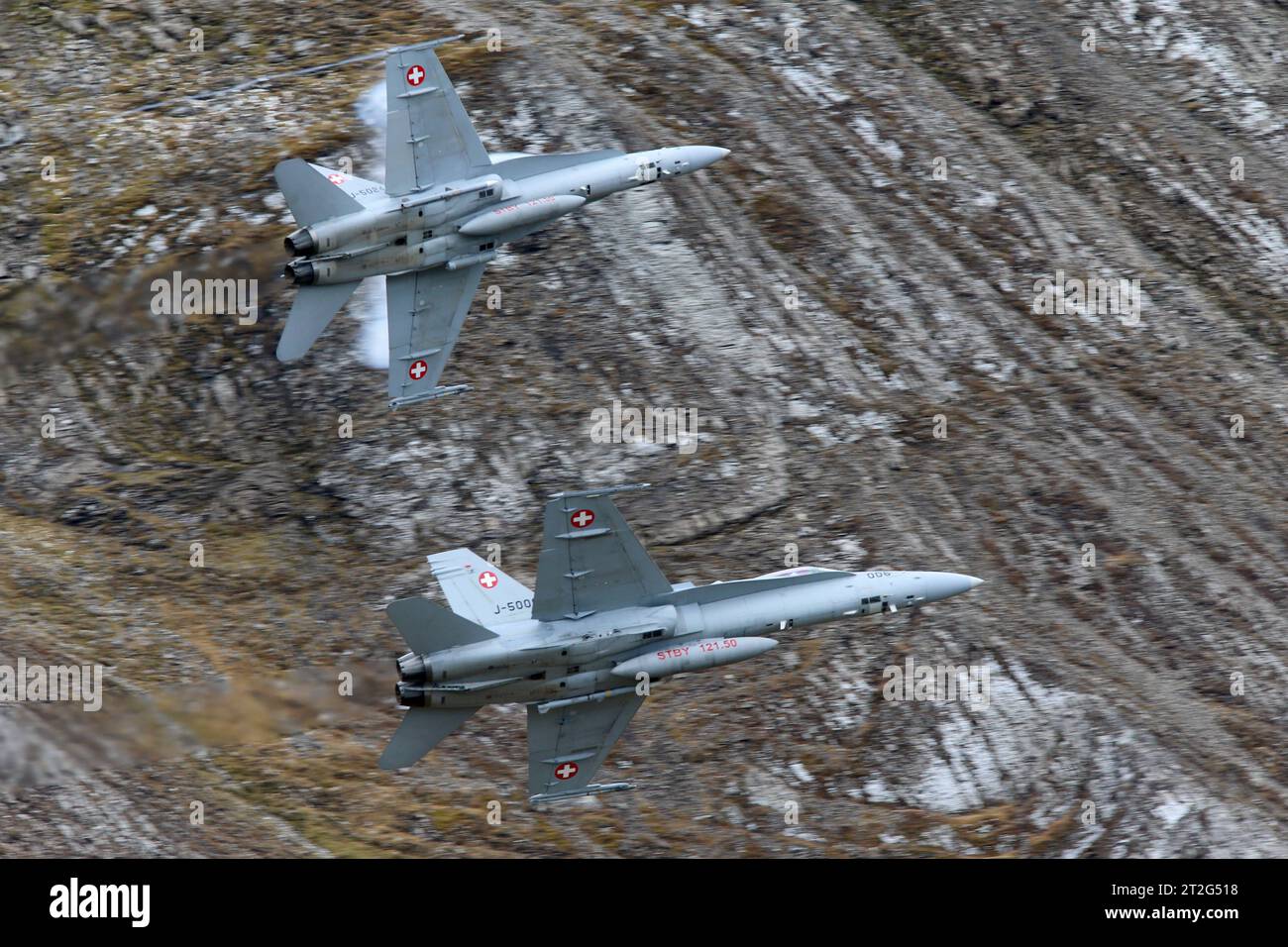 Zwei Kampfflugzeuge der Schweizer Luftwaffe vom Typ McDonnell Douglas FA-18C Hornet bei der ...