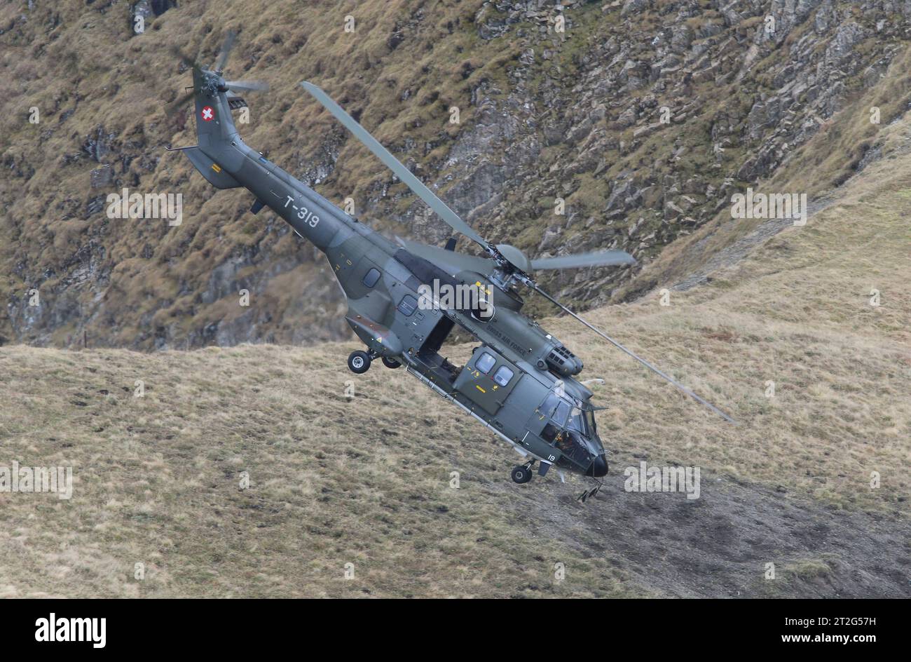 Ein Helikopter der Schweizer Luftwaffe vom Typ Aerospatiale AS-332 M1 Super Puma mit der Kennung ...