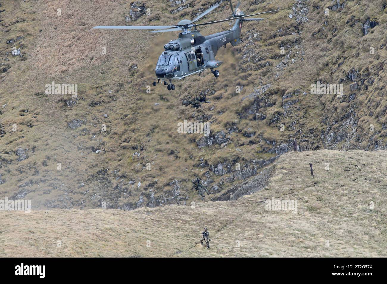 Ein Helikopter der Schweizer Luftwaffe vom Typ Aerospatiale AS-332 M1 Super Puma mit der Kennung ...