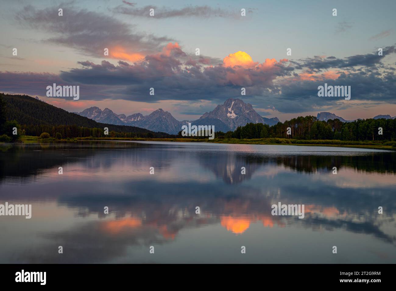 WY05291-00...WYOMING - Mount Moran spiegelt sich im ruhigen Wasser des ...
