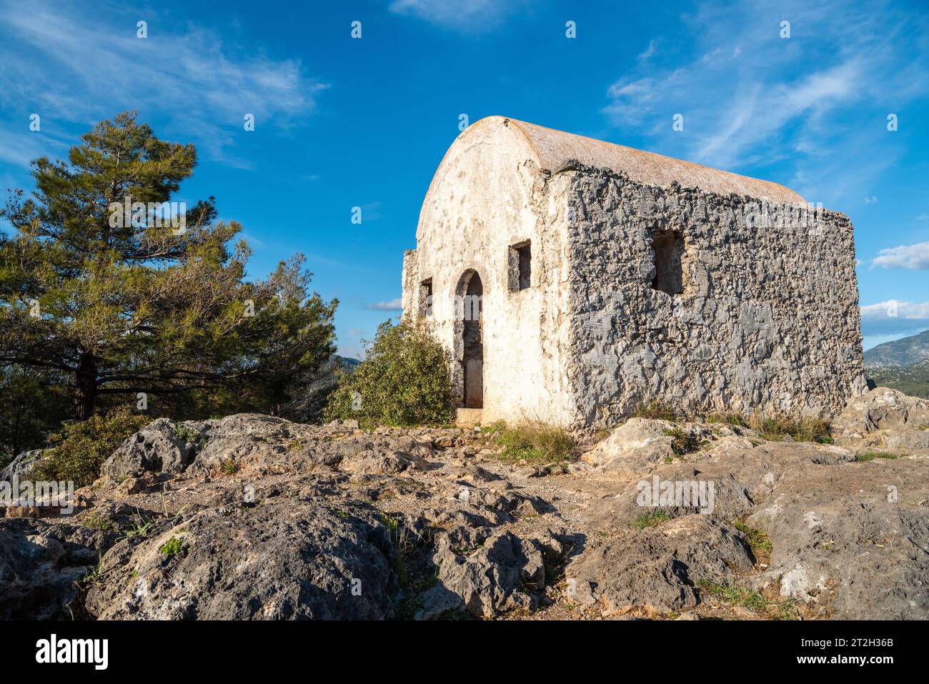 Ruine der Kapelle auf einem Hügel im verlassenen Dorf Kayakoy (Levissi ...
