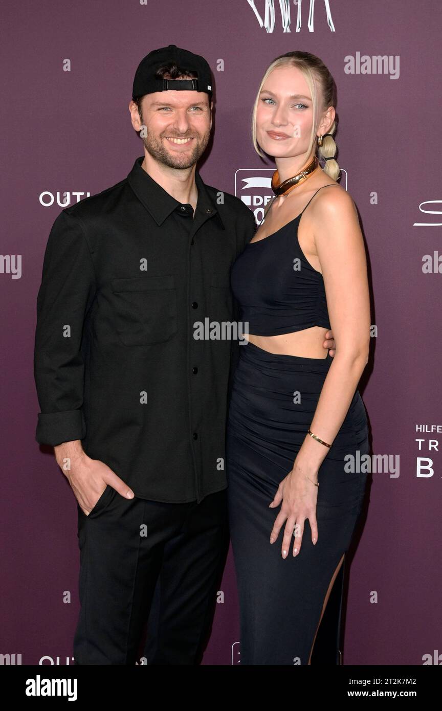 Daniel Grunenberg und Carolin Niemczyk von Glasperlenspiel beim Tribute to Bambi 2023 im JW ...