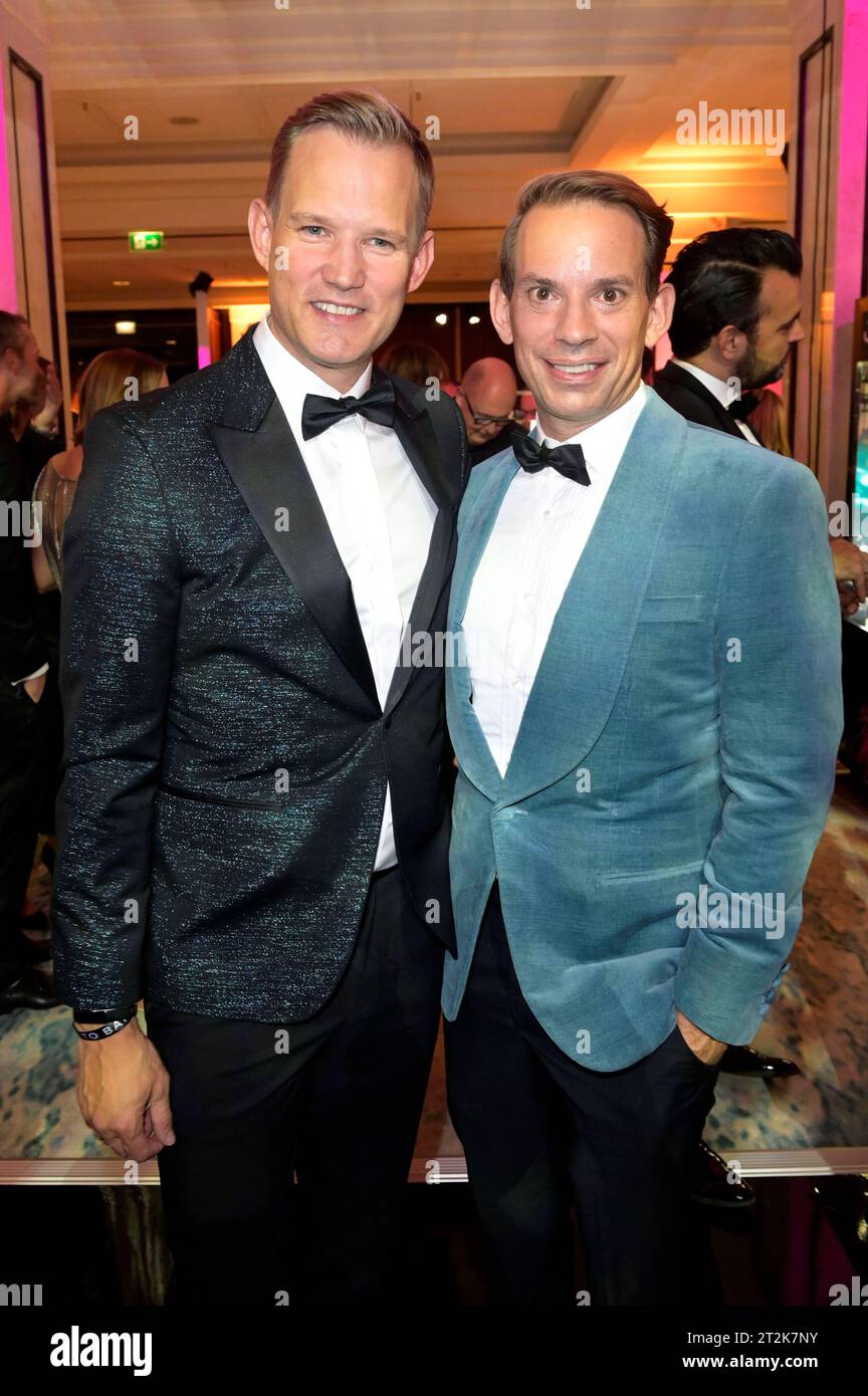 Hendrik Streeck mit Ehemann Paul Zubeil zum Tribut to Bambi 2023 im JW ...