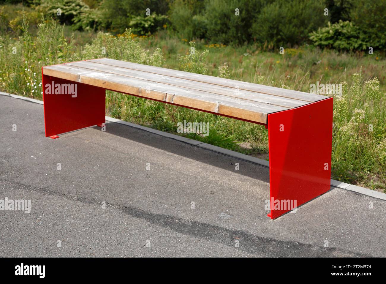 Bank aus holz und metall -Fotos und -Bildmaterial in hoher Auflösung – Alamy