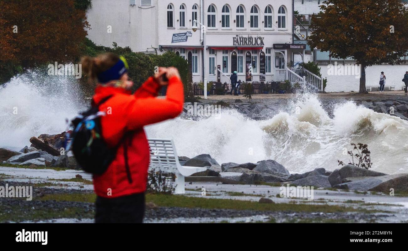 Sassnitz, Deutschland. Oktober 2023. Eine Frau fotografiert die hohen ...