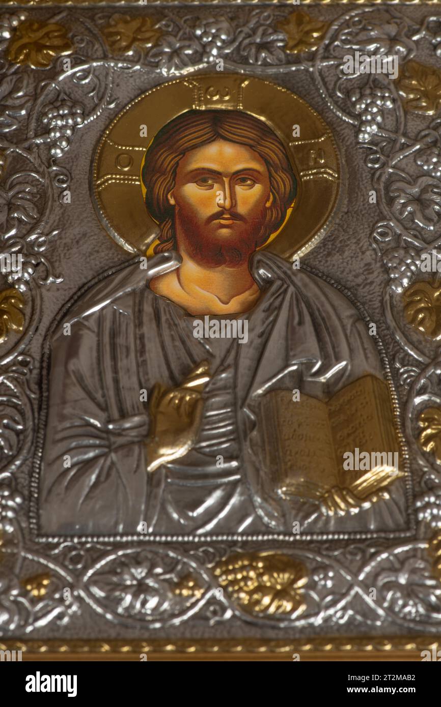 Nahaufnahme einer orthodoxen Ikone auf einer Kanzel. Wenn die Gläubigen ...