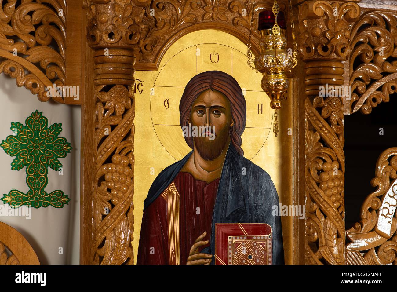 Die orthodoxe Ikone auf der Ikonostase der Kirche. Wenn Gläubige die ...