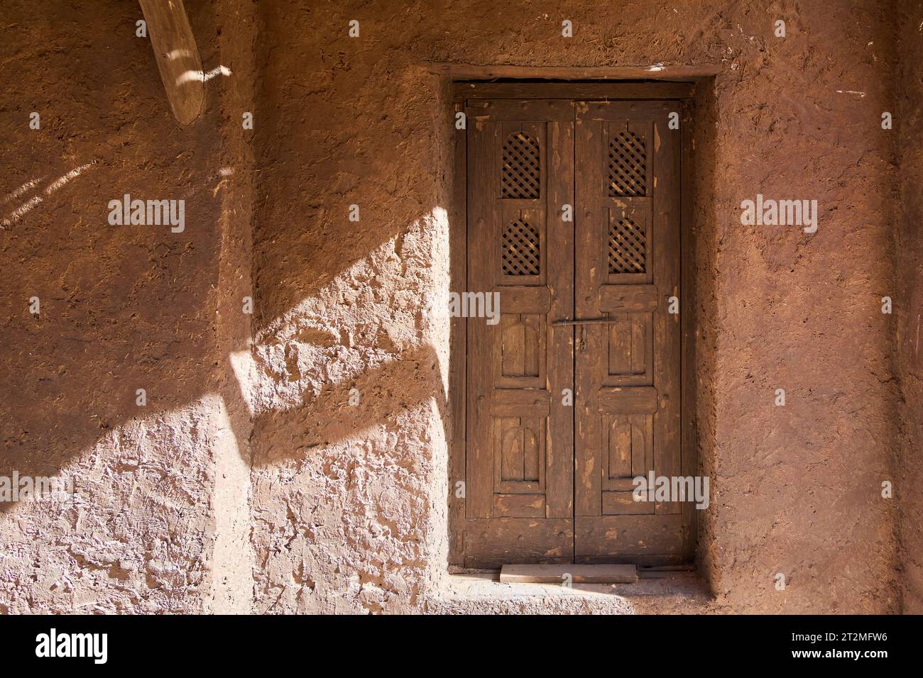 Traditional moroccan door -Fotos und -Bildmaterial in hoher Auflösung ...
