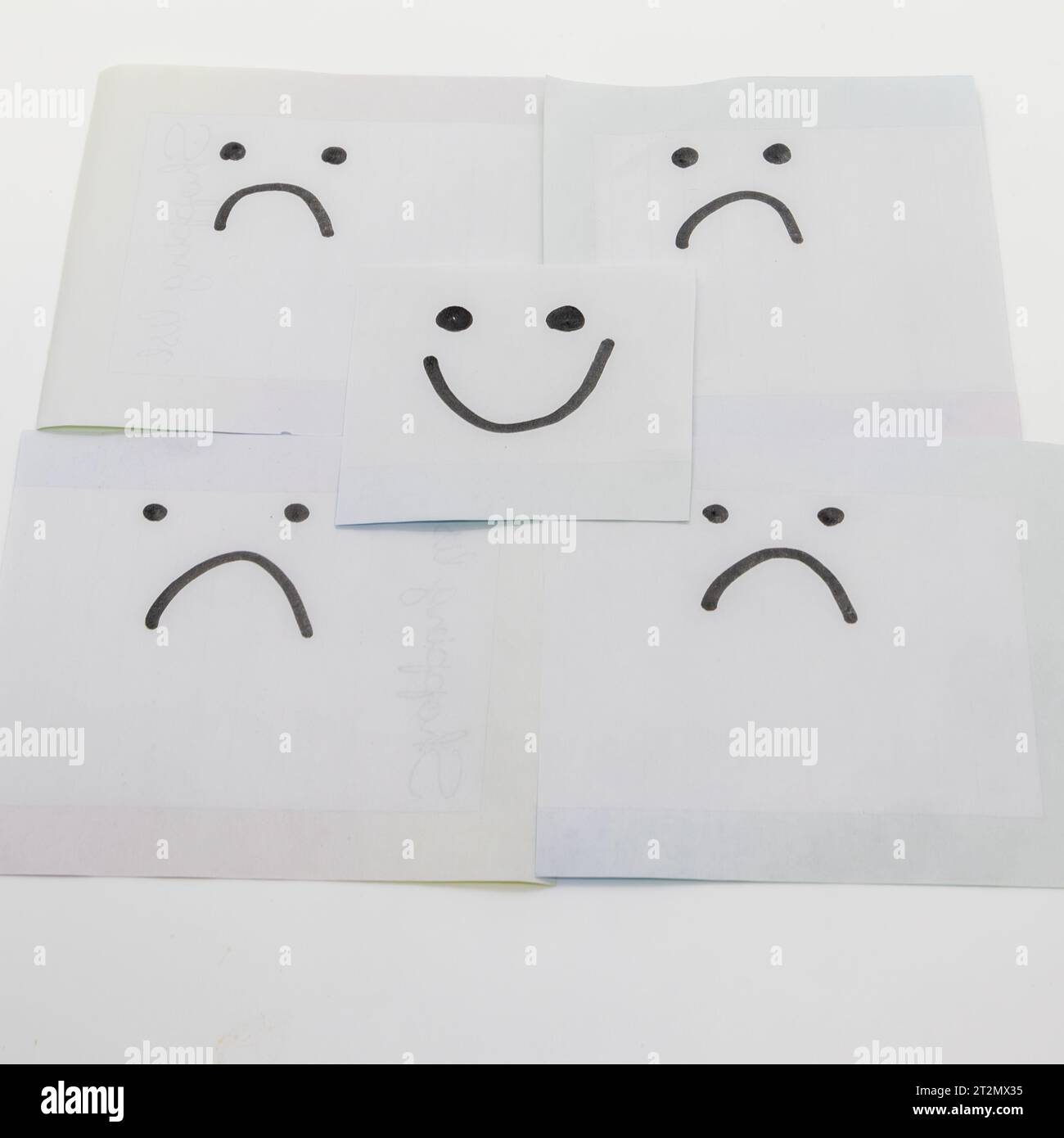 Smiley Gesichter auf Papier gezeichnet Stockfotografie - Alamy