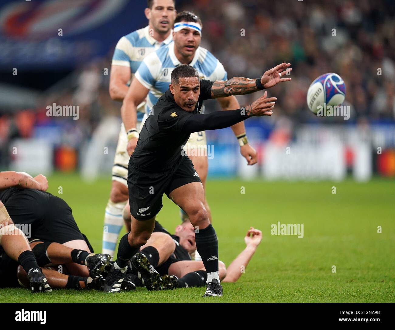 Der Neuseeländer Aaron Smith entlastet den Ball während des ...